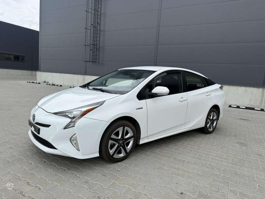 White Toyota Prius 2017 in Siauliai, with an engine capacity of 1.80 L and mileage of 250 thousand km for 9200 €, photo 4 on AUTOMOTO.COM.LV