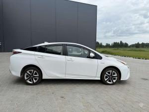 White Toyota Prius 2017 in Siauliai, with an engine capacity of 1.80 L and mileage of 250 thousand km for 9200 €, photo 5 on AUTOMOTO.COM.LV
