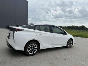 White Toyota Prius 2017 in Siauliai, with an engine capacity of 1.80 L and mileage of 250 thousand km for 9200 €, photo 6 on AUTOMOTO.COM.LV