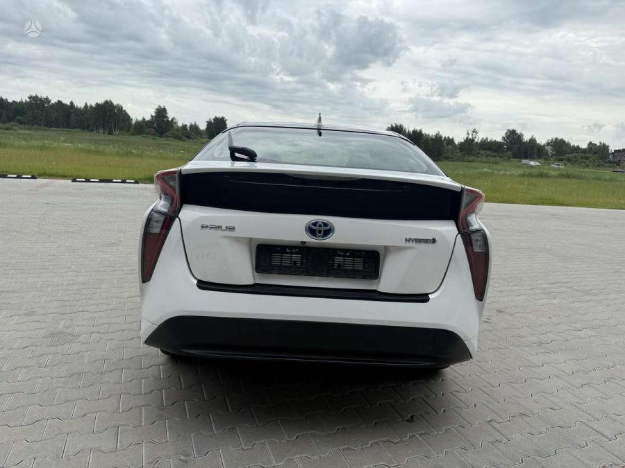 White Toyota Prius 2017 in Siauliai, with an engine capacity of 1.80 L and mileage of 250 thousand km for 9200 €, photo 7 on AUTOMOTO.COM.LV