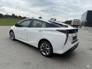 White Toyota Prius 2017 in Siauliai, with an engine capacity of 1.80 L and mileage of 250 thousand km for 9200 €, photo 8 on AUTOMOTO.COM.LV