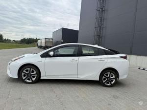 White Toyota Prius 2017 in Siauliai, with an engine capacity of 1.80 L and mileage of 250 thousand km for 9200 €, photo 9 on AUTOMOTO.COM.LV