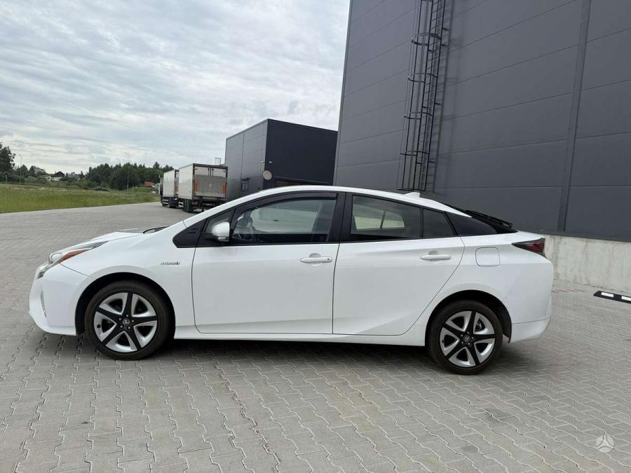 White Toyota Prius 2017 in Siauliai, with an engine capacity of 1.80 L and mileage of 250 thousand km for 9200 €, photo 9 on AUTOMOTO.COM.LV
