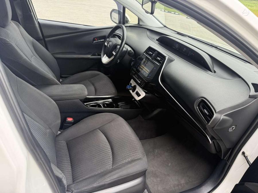 White Toyota Prius 2017 in Siauliai, with an engine capacity of 1.80 L and mileage of 250 thousand km for 9200 €, photo 10 on AUTOMOTO.COM.LV