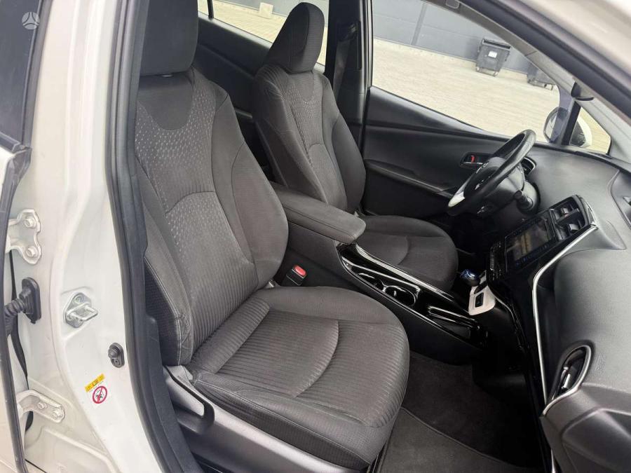White Toyota Prius 2017 in Siauliai, with an engine capacity of 1.80 L and mileage of 250 thousand km for 9200 €, photo 12 on AUTOMOTO.COM.LV