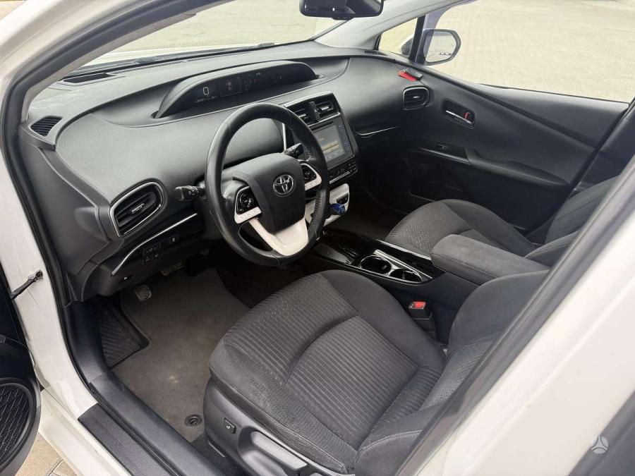 White Toyota Prius 2017 in Siauliai, with an engine capacity of 1.80 L and mileage of 250 thousand km for 9200 €, photo 13 on AUTOMOTO.COM.LV