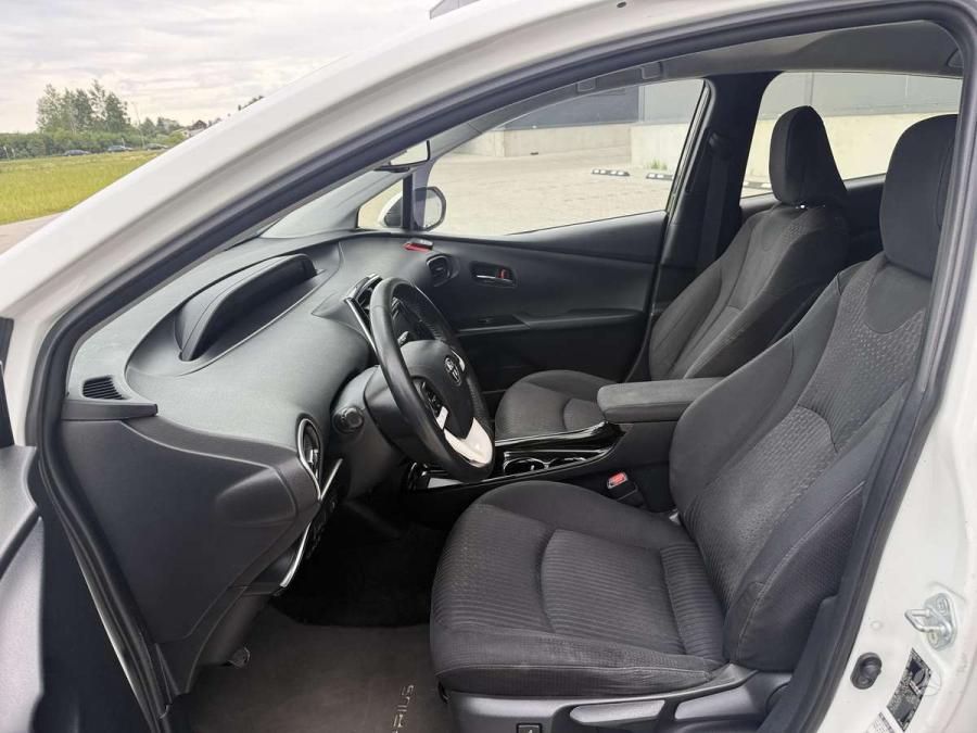 White Toyota Prius 2017 in Siauliai, with an engine capacity of 1.80 L and mileage of 250 thousand km for 9200 €, photo 15 on AUTOMOTO.COM.LV