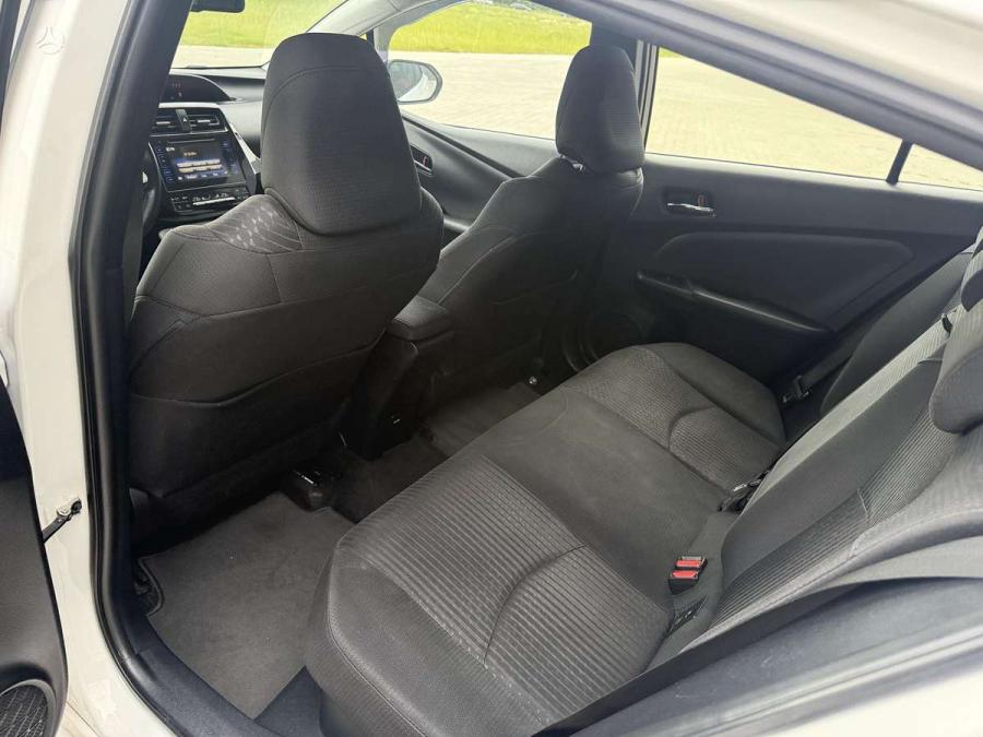 White Toyota Prius 2017 in Siauliai, with an engine capacity of 1.80 L and mileage of 250 thousand km for 9200 €, photo 18 on AUTOMOTO.COM.LV