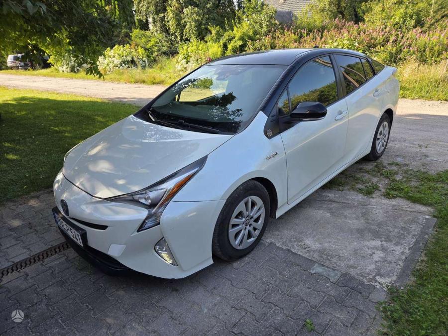 White Toyota Prius 2017 in Vilnius, with an engine capacity of 1.80 L and mileage of 190 thousand km for 8900 €, photo 1 on AUTOMOTO.COM.LV