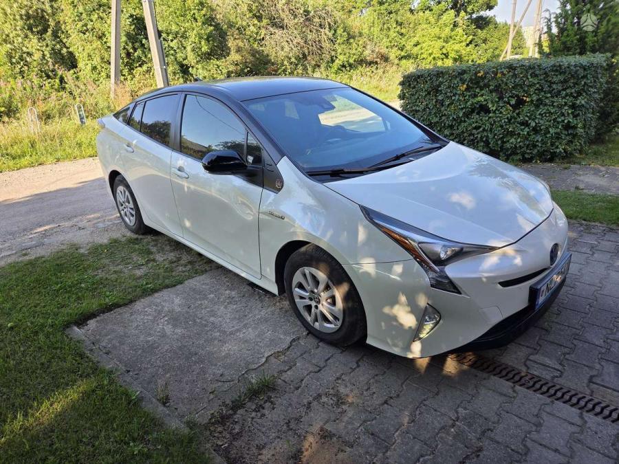 White Toyota Prius 2017 in Vilnius, with an engine capacity of 1.80 L and mileage of 190 thousand km for 8900 €, photo 3 on AUTOMOTO.COM.LV