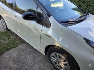 White Toyota Prius 2017 in Vilnius, with an engine capacity of 1.80 L and mileage of 190 thousand km for 8900 €, photo 4 on AUTOMOTO.COM.LV