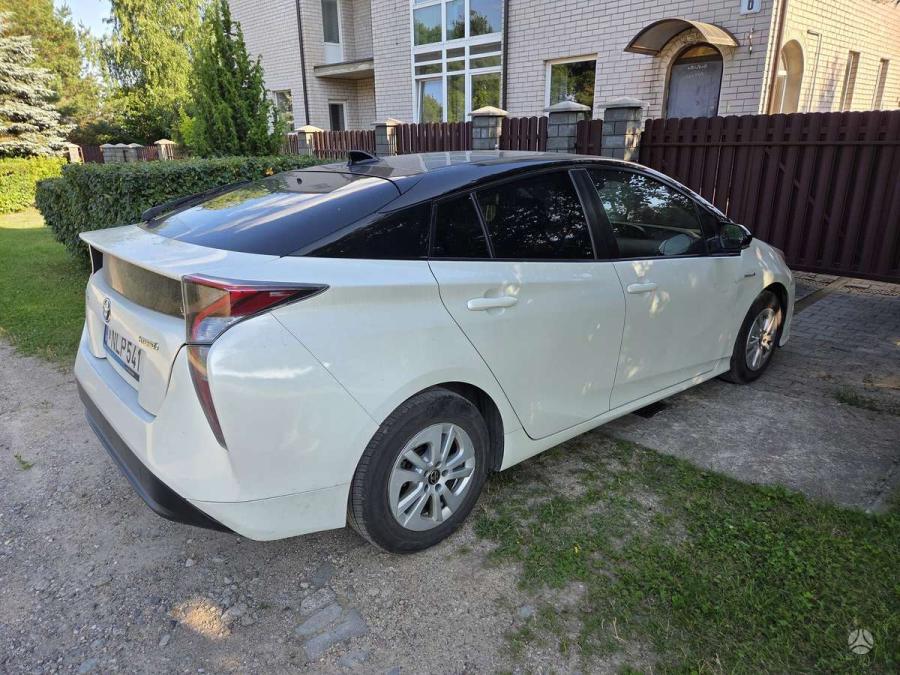 White Toyota Prius 2017 in Vilnius, with an engine capacity of 1.80 L and mileage of 190 thousand km for 8900 €, photo 5 on AUTOMOTO.COM.LV