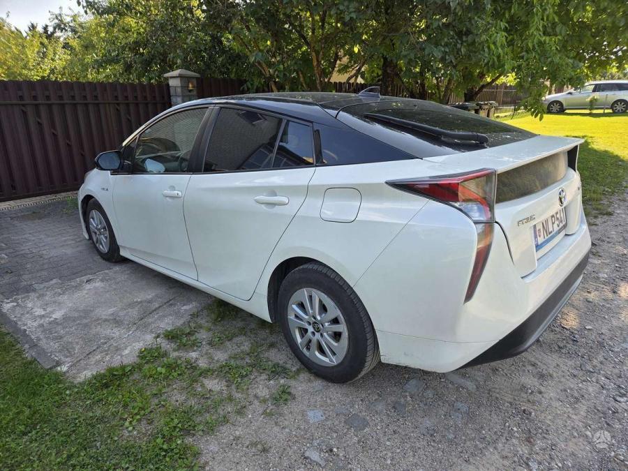 White Toyota Prius 2017 in Vilnius, with an engine capacity of 1.80 L and mileage of 190 thousand km for 8900 €, photo 6 on AUTOMOTO.COM.LV