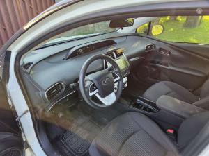 White Toyota Prius 2017 in Vilnius, with an engine capacity of 1.80 L and mileage of 190 thousand km for 8900 €, photo 7 on AUTOMOTO.COM.LV