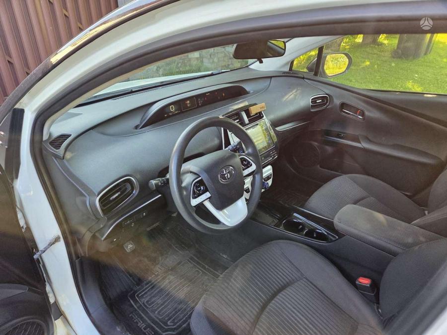White Toyota Prius 2017 in Vilnius, with an engine capacity of 1.80 L and mileage of 190 thousand km for 8900 €, photo 7 on AUTOMOTO.COM.LV