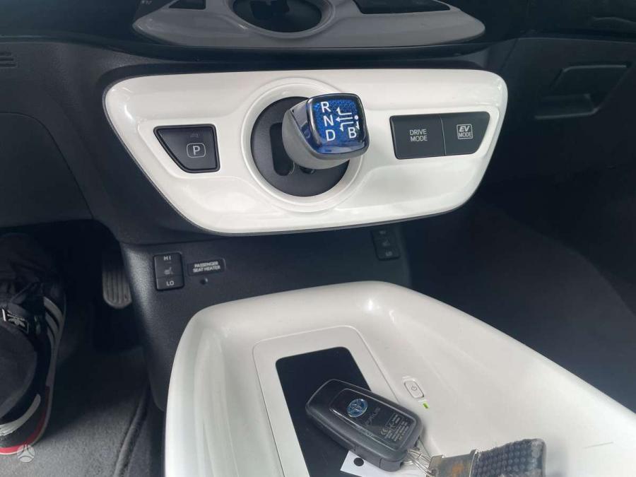 Balts Toyota Prius 2017 Raseiniai, ar dzinēja tilpumu 1.80 L un nobraukumu 201 tūkst. km par 10900 €, foto 24 vietnē AUTOMOTO.COM.LV