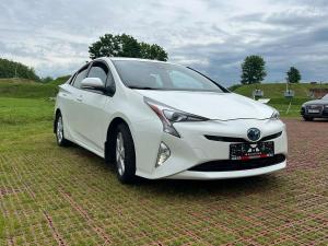 White Toyota Prius 2017 in Kaunas, with an engine capacity of 1.80 L and mileage of 278 thousand km for 9999 €, photo  on AUTOMOTO.COM.LV