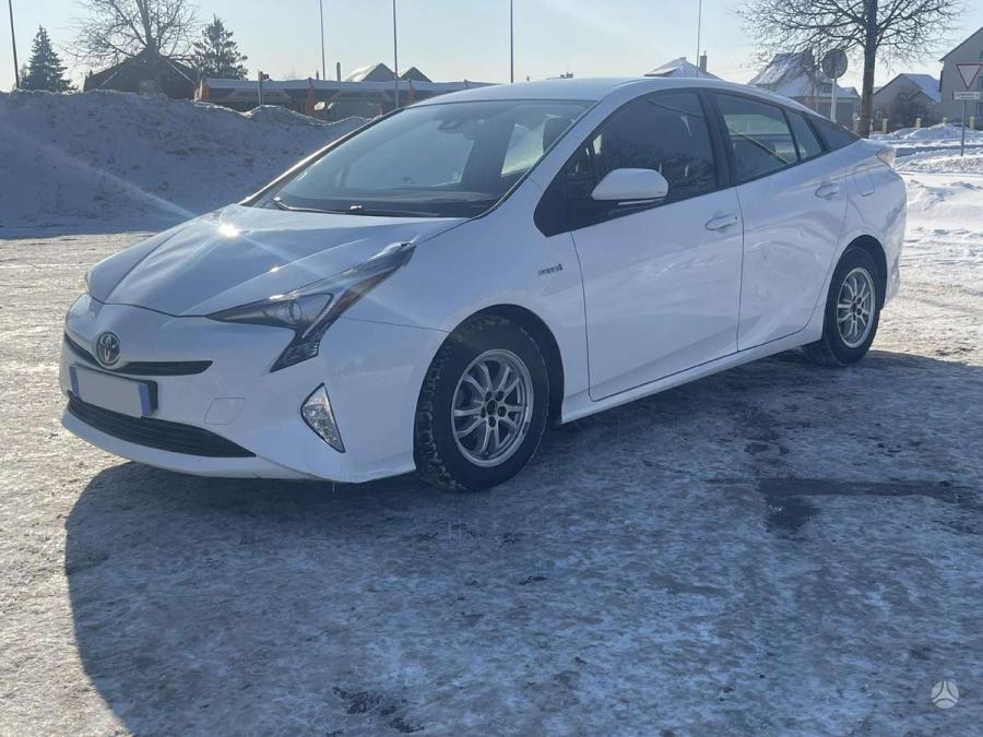 White Toyota Prius 2018 in Taurage, with an engine capacity of 1.80 L and mileage of 248 thousand km for 9300 €, photo 4 on AUTOMOTO.COM.LV