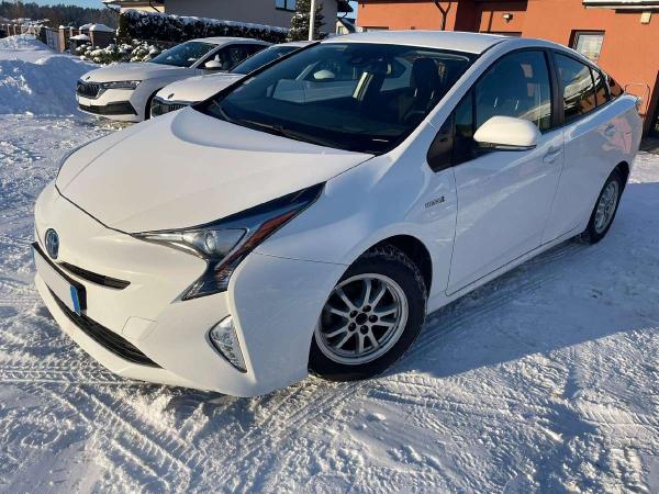 White Toyota Prius 2018 in Vilnius, with an engine capacity of 0.00 L and mileage of 248 thousand km for 9800 €, photo 1 on AUTOMOTO.COM.LV