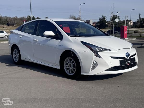 White Toyota Prius 2018 in Vilnius, with an engine capacity of 1.80 L and mileage of 226 thousand km for 11950 €, photo 1 on AUTOMOTO.COM.LV