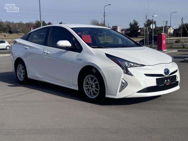White Toyota Prius 2018 in Vilnius, with an engine capacity of 1.80 L and mileage of 226 thousand km for 11950 €, photo 4 on AUTOMOTO.COM.LV