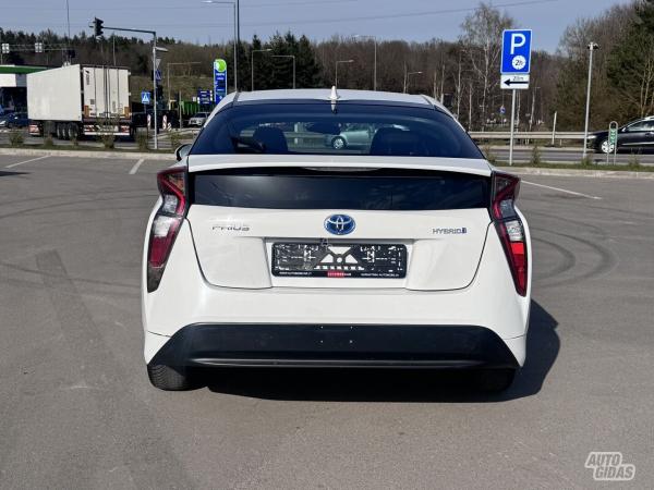 White Toyota Prius 2018 in Vilnius, with an engine capacity of 1.80 L and mileage of 226 thousand km for 11950 €, photo 7 on AUTOMOTO.COM.LV