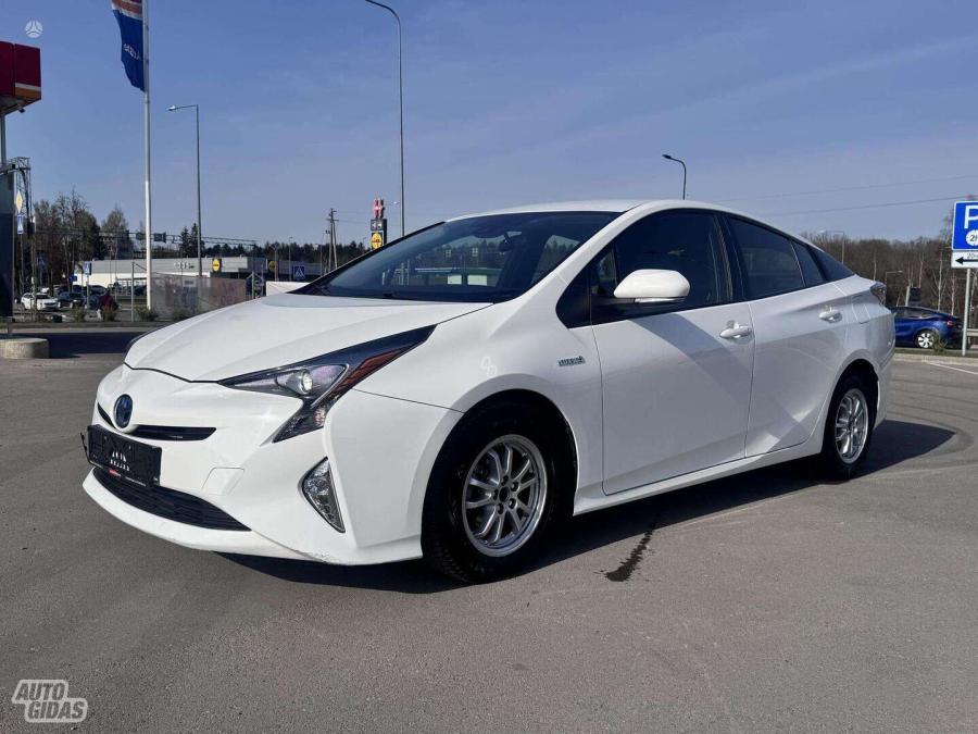 White Toyota Prius 2018 in Vilnius, with an engine capacity of 1.80 L and mileage of 226 thousand km for 11950 €, photo 3 on AUTOMOTO.COM.LV
