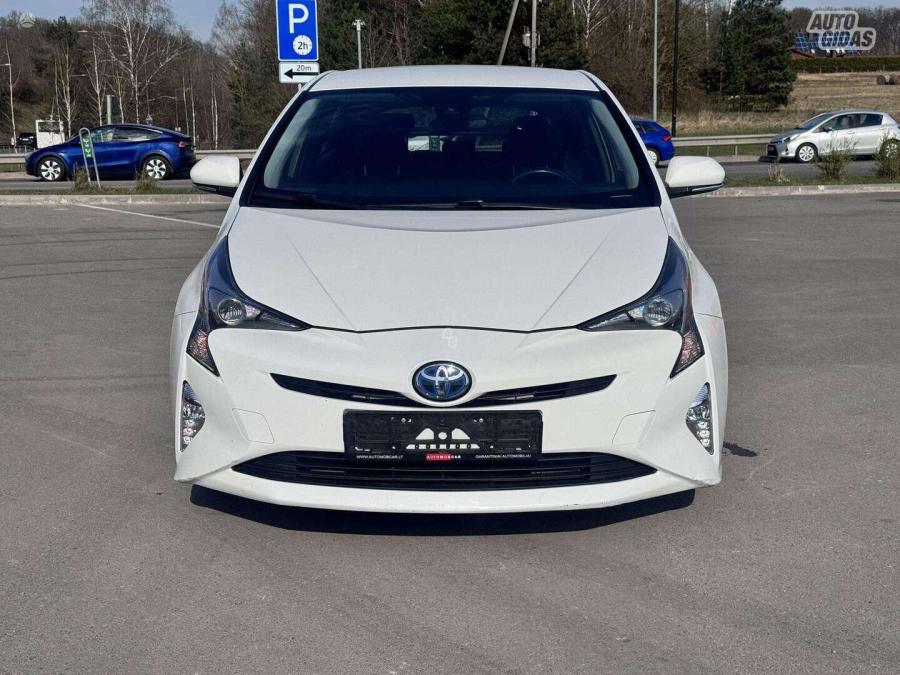 White Toyota Prius 2018 in Vilnius, with an engine capacity of 1.80 L and mileage of 226 thousand km for 11950 €, photo 4 on AUTOMOTO.COM.LV