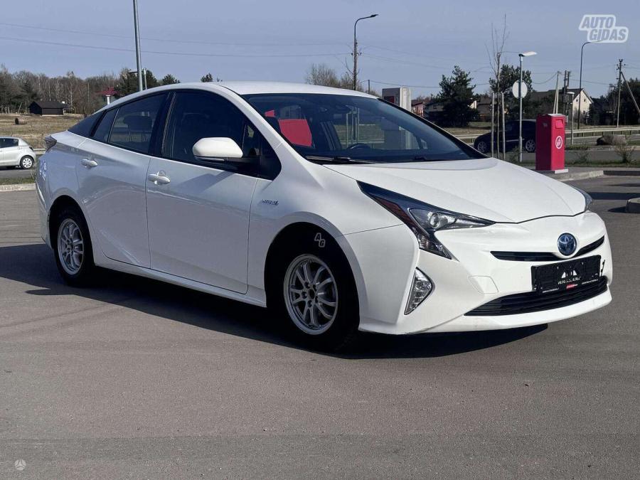 White Toyota Prius 2018 in Vilnius, with an engine capacity of 1.80 L and mileage of 226 thousand km for 11950 €, photo 5 on AUTOMOTO.COM.LV