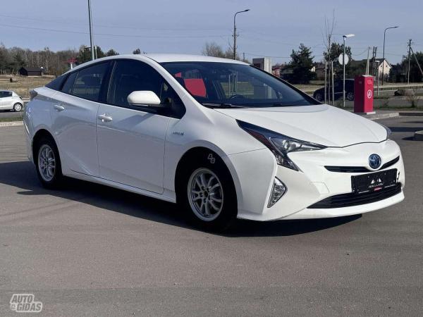 White Toyota Prius 2018 in Vilnius, with an engine capacity of 1.80 L and mileage of 226 thousand km for 11950 €, photo 3 on AUTOMOTO.COM.LV