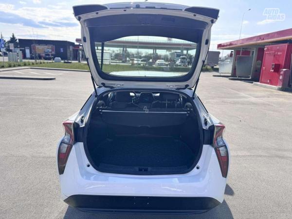 White Toyota Prius 2018 in Vilnius, with an engine capacity of 1.80 L and mileage of 226 thousand km for 11950 €, photo 10 on AUTOMOTO.COM.LV