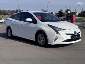 White Toyota Prius 2018 in Vilnius, with an engine capacity of 1.80 L and mileage of 226 thousand km for 10450 €, photo 4 on AUTOMOTO.COM.LV