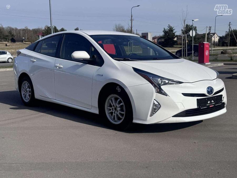 White Toyota Prius 2018 in Vilnius, with an engine capacity of 1.80 L and mileage of 226 thousand km for 10450 €, photo 4 on AUTOMOTO.COM.LV