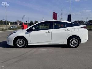 White Toyota Prius 2018 in Vilnius, with an engine capacity of 1.80 L and mileage of 226 thousand km for 10450 €, photo 5 on AUTOMOTO.COM.LV