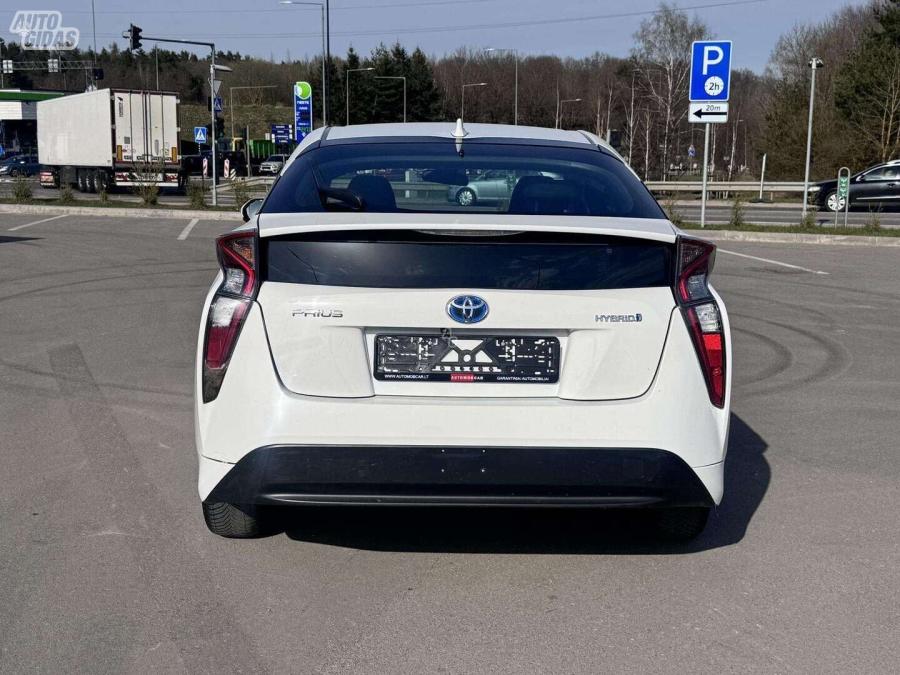 White Toyota Prius 2018 in Vilnius, with an engine capacity of 1.80 L and mileage of 226 thousand km for 10450 €, photo 7 on AUTOMOTO.COM.LV