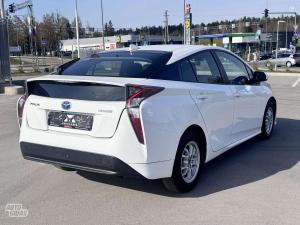 White Toyota Prius 2018 in Vilnius, with an engine capacity of 1.80 L and mileage of 226 thousand km for 10450 €, photo 8 on AUTOMOTO.COM.LV