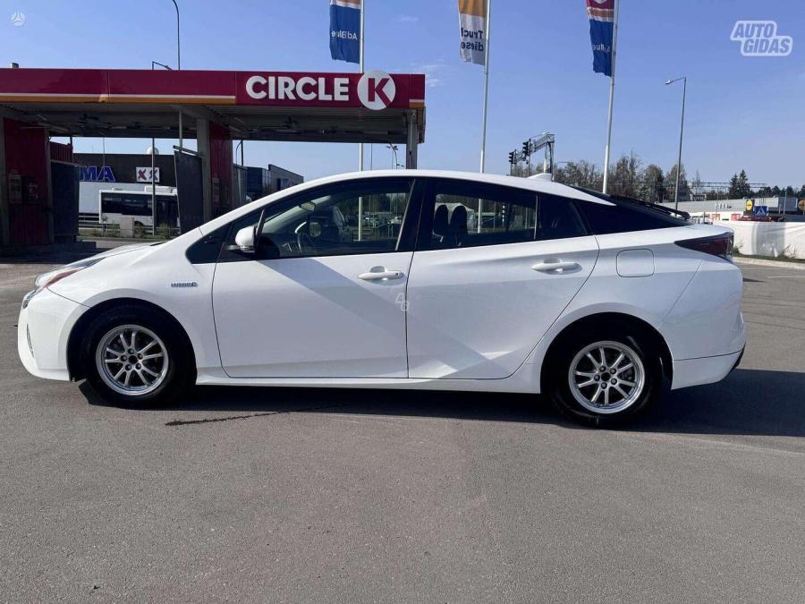 White Toyota Prius 2018 in Vilnius, with an engine capacity of 1.80 L and mileage of 226 thousand km for 10450 €, photo 9 on AUTOMOTO.COM.LV