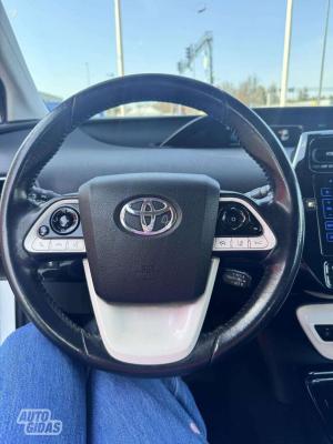 White Toyota Prius 2018 in Vilnius, with an engine capacity of 1.80 L and mileage of 226 thousand km for 10450 €, photo 14 on AUTOMOTO.COM.LV