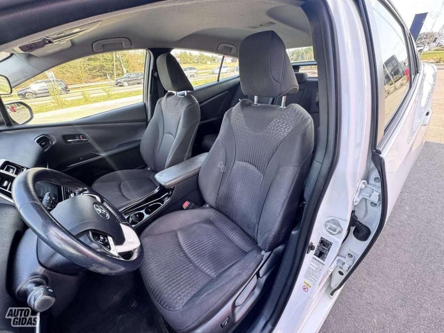 White Toyota Prius 2018 in Vilnius, with an engine capacity of 1.80 L and mileage of 226 thousand km for 10450 €, photo 19 on AUTOMOTO.COM.LV