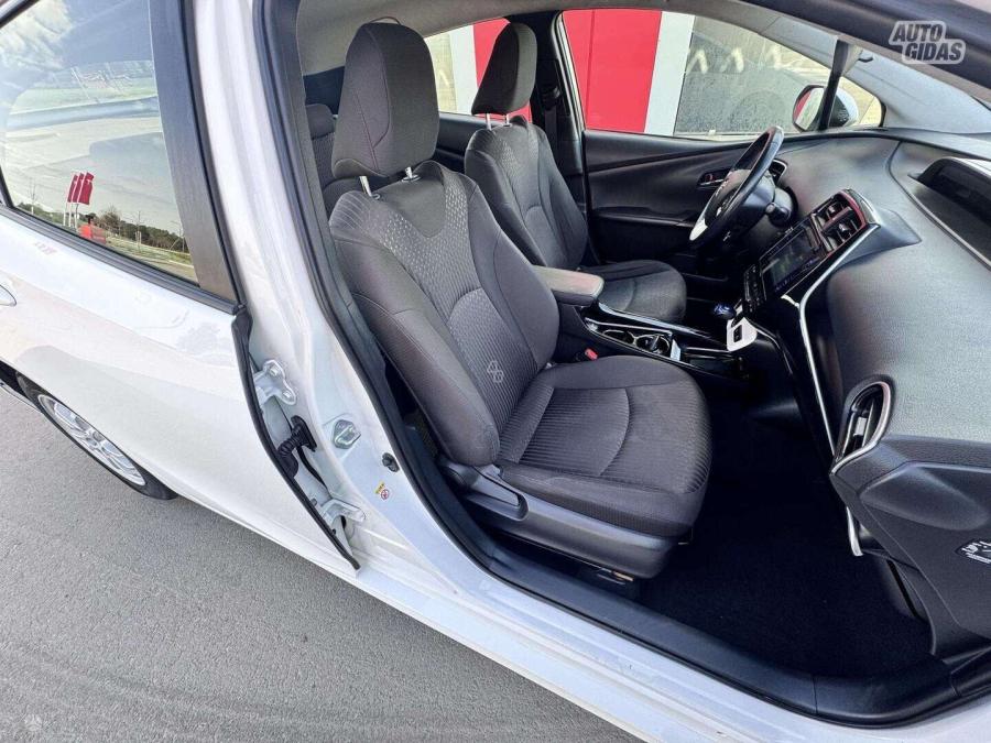White Toyota Prius 2018 in Vilnius, with an engine capacity of 1.80 L and mileage of 226 thousand km for 10450 €, photo 22 on AUTOMOTO.COM.LV