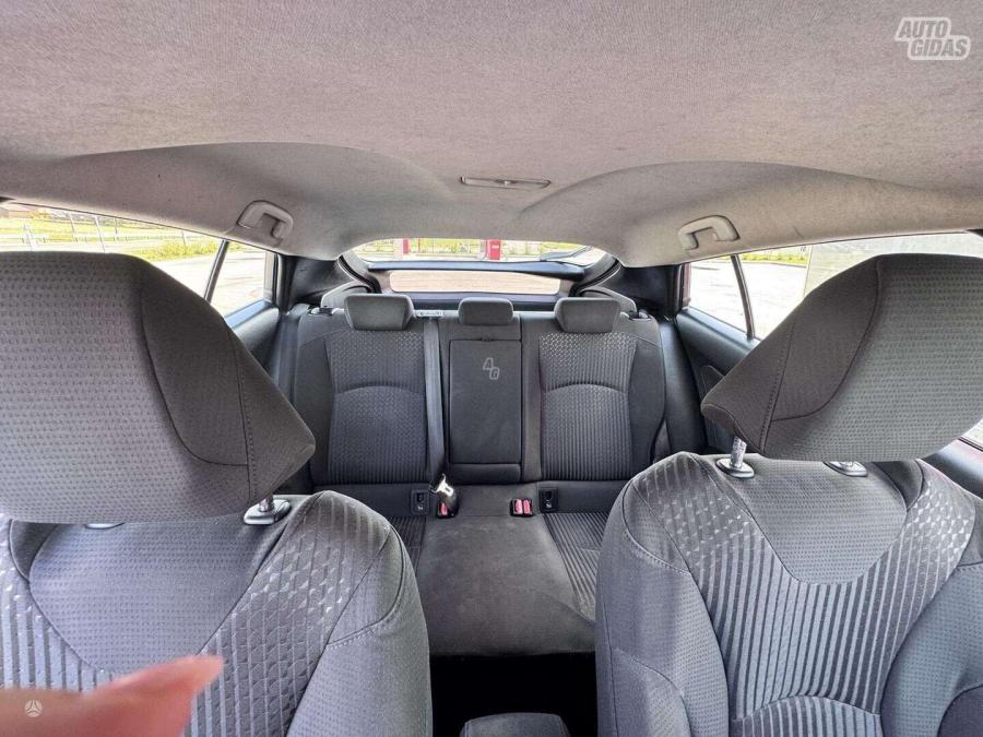 White Toyota Prius 2018 in Vilnius, with an engine capacity of 1.80 L and mileage of 226 thousand km for 10450 €, photo 24 on AUTOMOTO.COM.LV