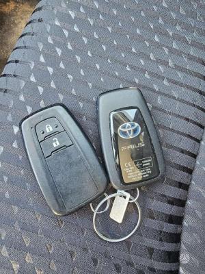 Balts Toyota Prius 2018 Viļņa, ar dzinēja tilpumu 1.80 L un nobraukumu 526 tūkst. km par 6600 €, foto 24 vietnē AUTOMOTO.COM.LV