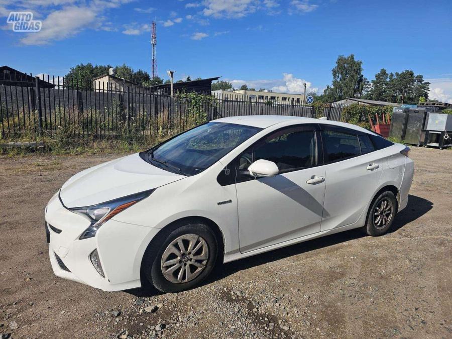 White Toyota Prius 2018 in Vilnius, with an engine capacity of 1.80 L and mileage of 526 thousand km for 5400 €, photo 1 on AUTOMOTO.COM.LV