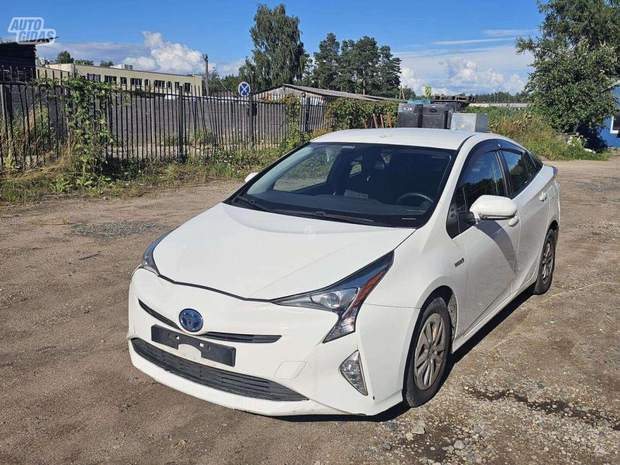White Toyota Prius 2018 in Vilnius, with an engine capacity of 1.80 L and mileage of 526 thousand km for 5400 €, photo 3 on AUTOMOTO.COM.LV