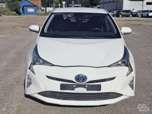 White Toyota Prius 2018 in Vilnius, with an engine capacity of 1.80 L and mileage of 526 thousand km for 5400 €, photo 4 on AUTOMOTO.COM.LV