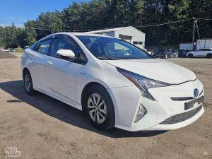 White Toyota Prius 2018 in Vilnius, with an engine capacity of 1.80 L and mileage of 526 thousand km for 5400 €, photo 5 on AUTOMOTO.COM.LV