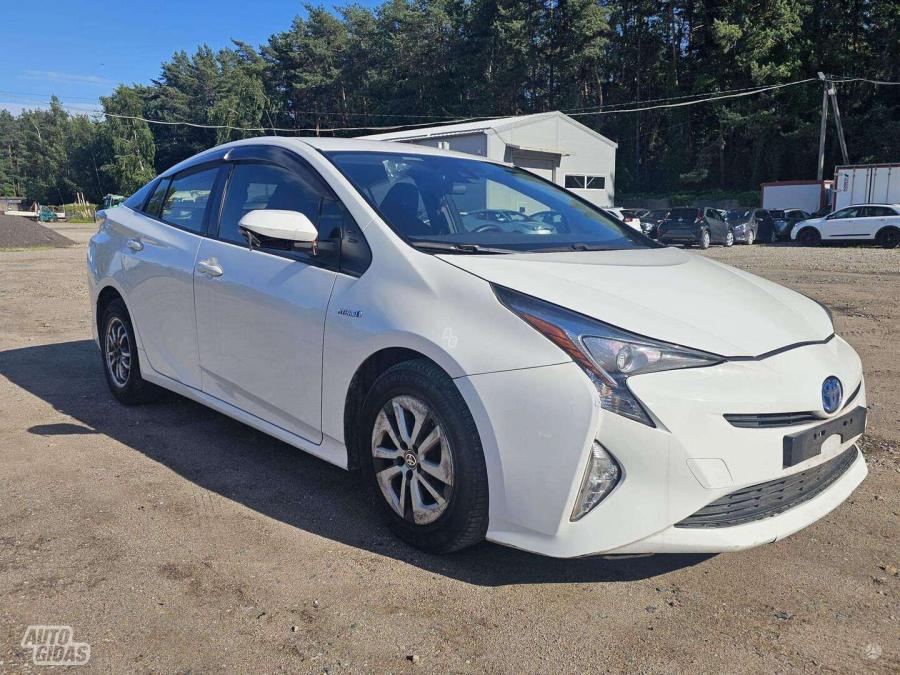 White Toyota Prius 2018 in Vilnius, with an engine capacity of 1.80 L and mileage of 526 thousand km for 5400 €, photo 5 on AUTOMOTO.COM.LV