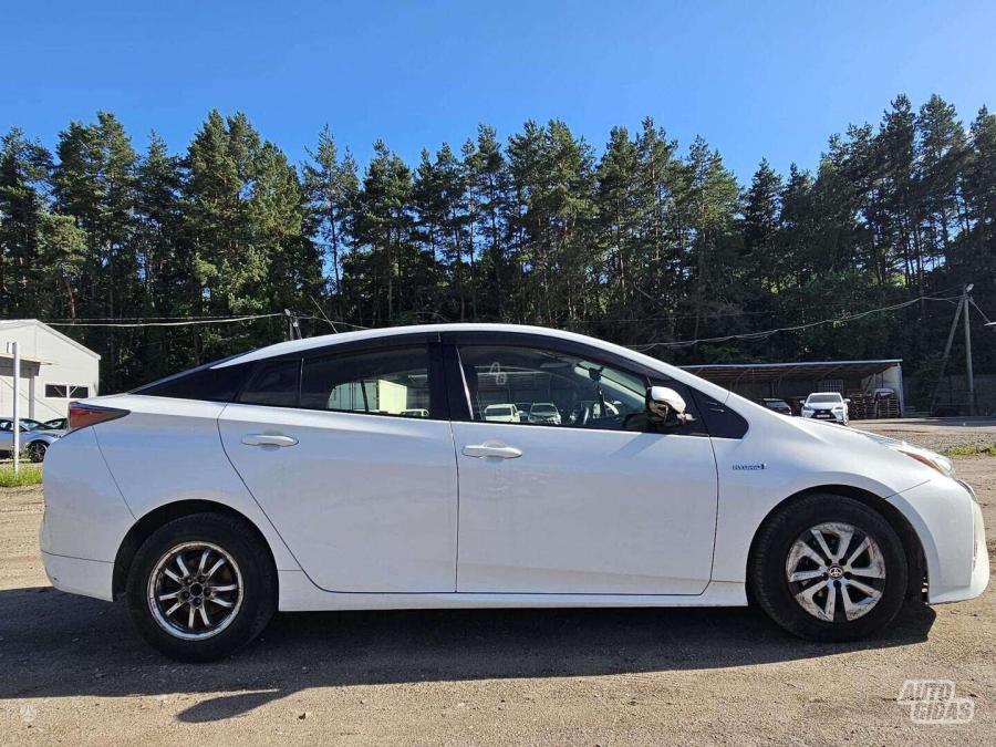 White Toyota Prius 2018 in Vilnius, with an engine capacity of 1.80 L and mileage of 526 thousand km for 5400 €, photo 7 on AUTOMOTO.COM.LV