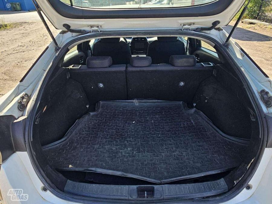 White Toyota Prius 2018 in Vilnius, with an engine capacity of 1.80 L and mileage of 526 thousand km for 5400 €, photo 10 on AUTOMOTO.COM.LV