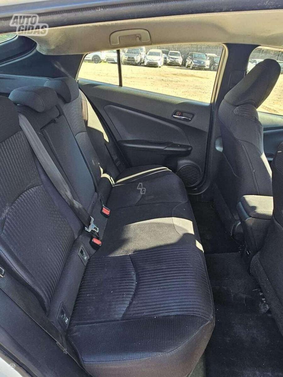 White Toyota Prius 2018 in Vilnius, with an engine capacity of 1.80 L and mileage of 526 thousand km for 5400 €, photo 12 on AUTOMOTO.COM.LV